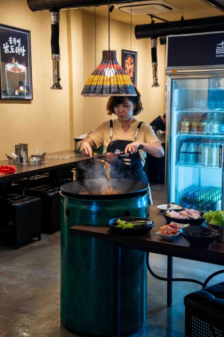 SOT: TRADITIONAL KOREAN POT LID SPECIALTY RESTAURANT COOKS YOUR FOOD ON ...
