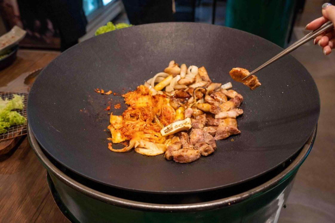 SOT: TRADITIONAL KOREAN POT LID SPECIALTY RESTAURANT COOKS YOUR FOOD ON ...