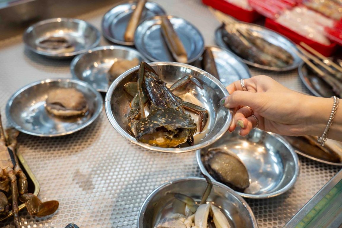 SINGAPORE’S FIRST LIVE SEAFOOD MARKET HOTPOT: PICK YOUR OWN CRABS ...