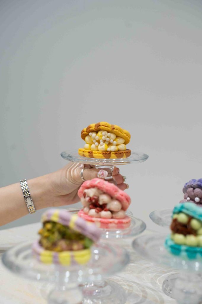 GIANT OVERSIZED MACARONS THAT ARE ALMOST LIKE “BURGERS” AT THIS ...