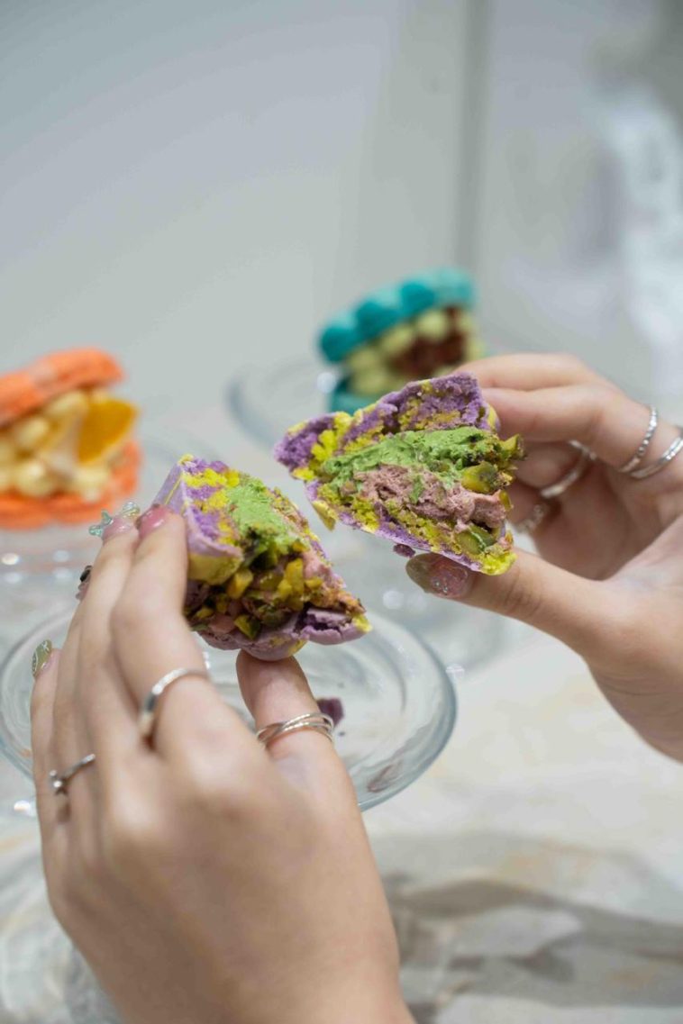 GIANT OVERSIZED MACARONS THAT ARE ALMOST LIKE “BURGERS” AT THIS ...