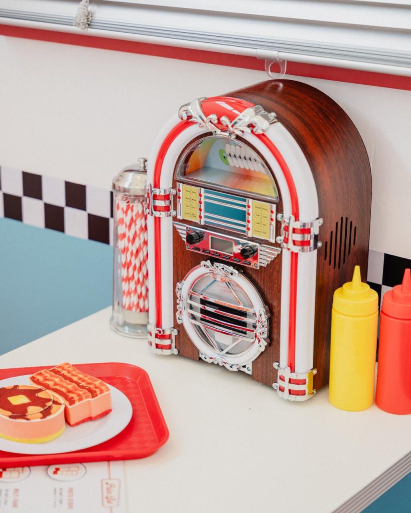 FIRST-EVER AMERICAN DINER-THEMED PHOTOBOOTH IN SINGAPORE HAS RETRO ...