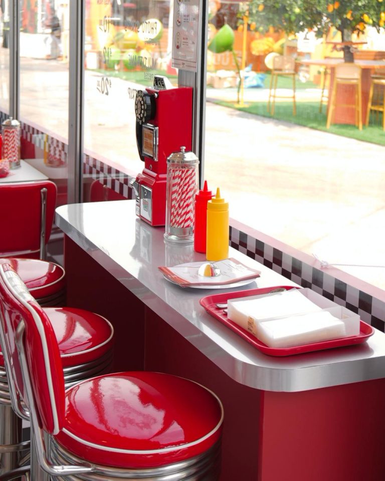 FIRST-EVER AMERICAN DINER-THEMED PHOTOBOOTH IN SINGAPORE HAS RETRO ...