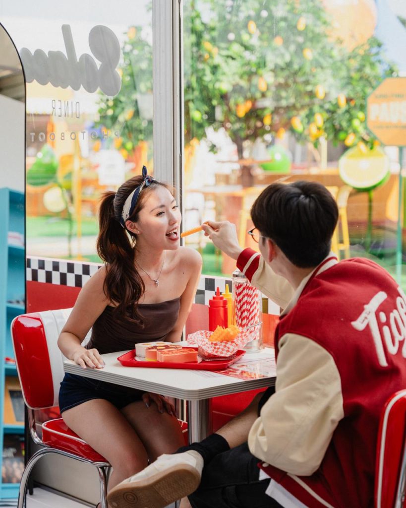 FIRST-EVER AMERICAN DINER-THEMED PHOTOBOOTH IN SINGAPORE HAS RETRO ...