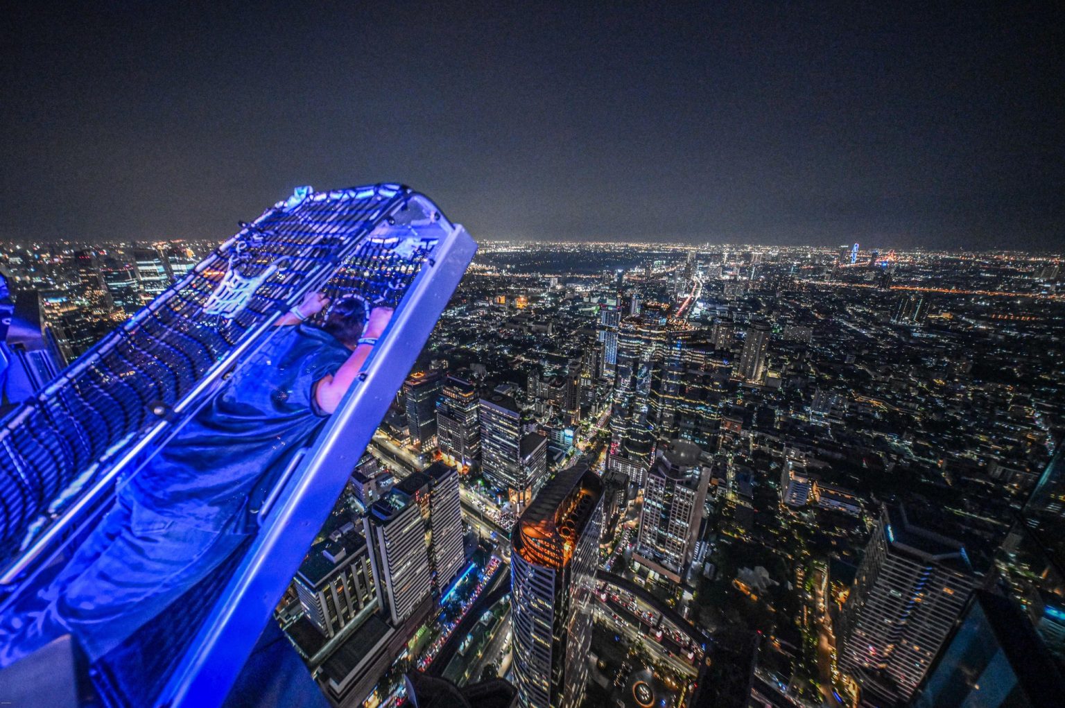 TILT OVER A SKYSCRAPER 75 FLOORS ABOVE GROUND AT THE WORLD’S FIRST 65 ...