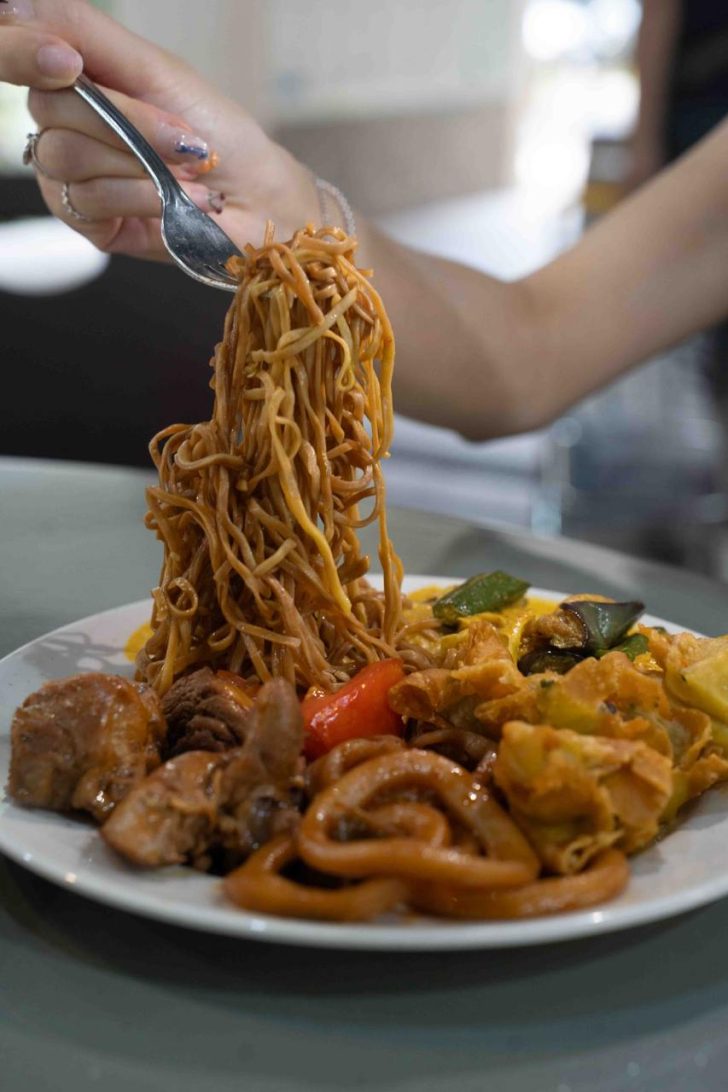 WE TRIED A $7 WEEKDAY LUNCH BUFFET IN SINGAPORE THAT HAS UNLIMITED ...