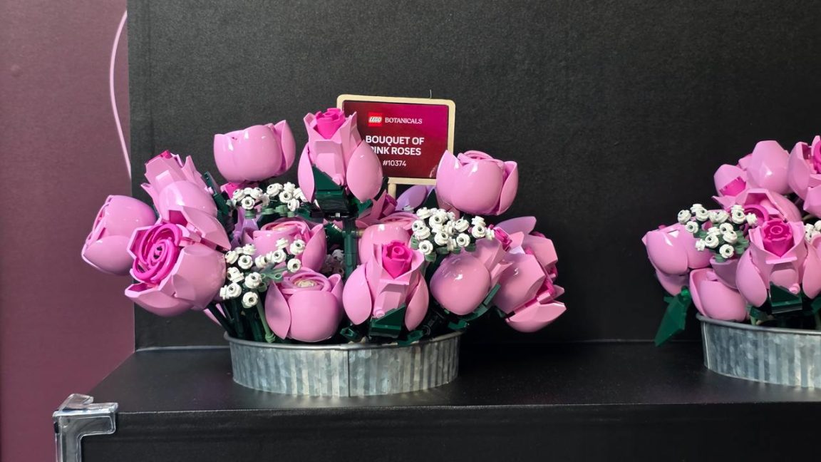 Free DIY LEGO Rose at the Bloom Bar Pop-Up at Raffles City, With No ...